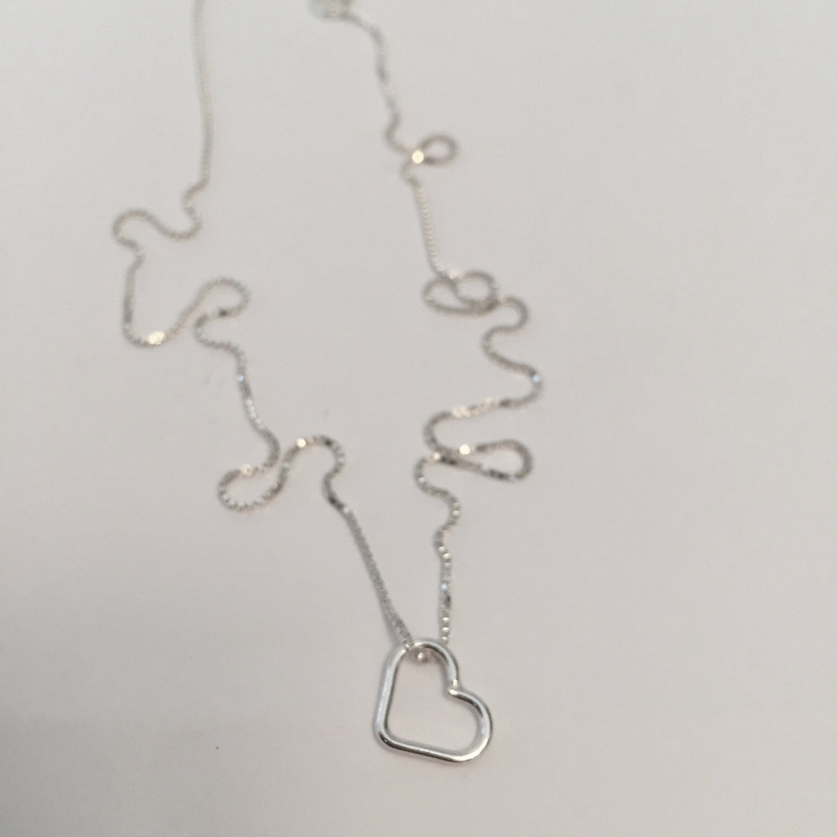 HEART ON WIRE – Atom47